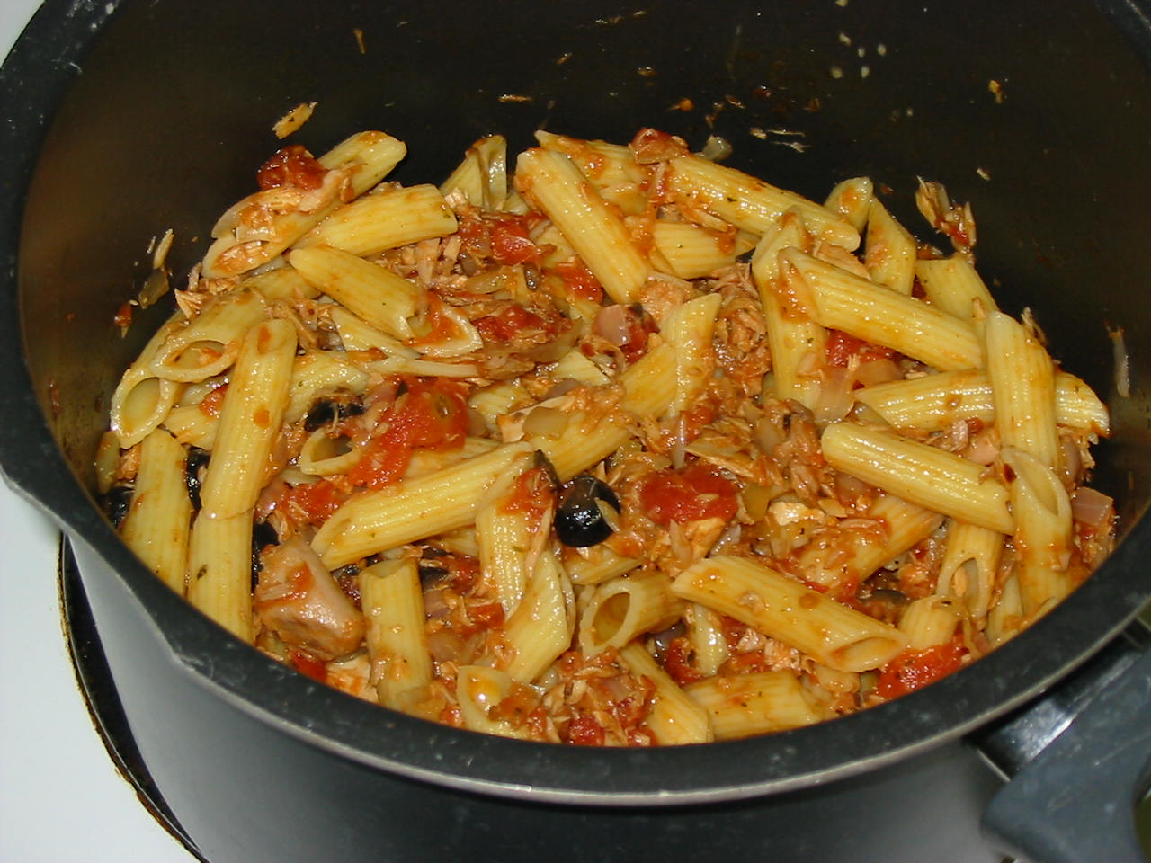 Penne ao molho apimentado com atum – Mania de Receita